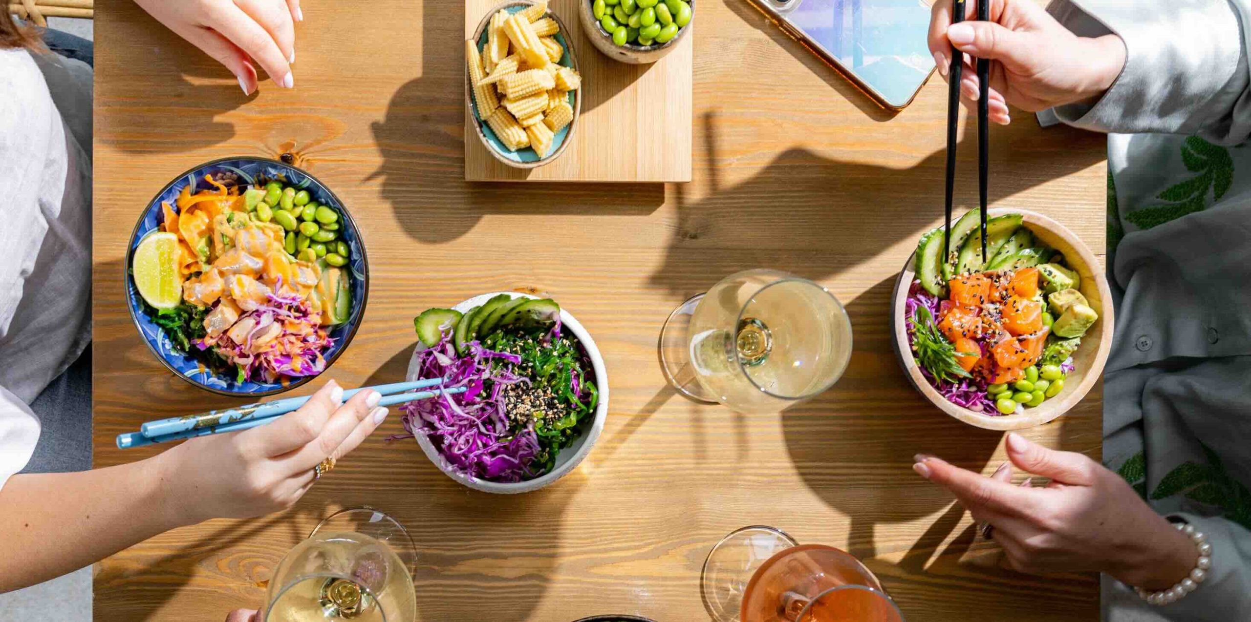 Wine Pairing με Χαβανέζικη κουζίνα στο Nōa Poke - www.MamaPeinao.gr