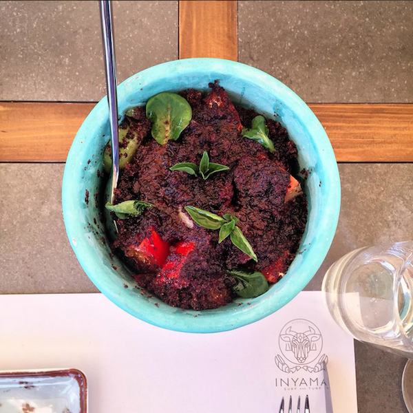 To Inyama στη Μύκονο μας μαθαίνει το surf ’n’ turf - www.MamaPeinao.gr