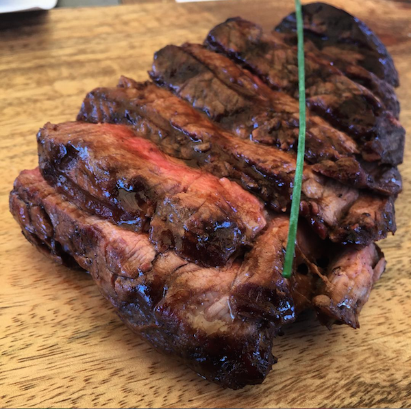 To Inyama στη Μύκονο μας μαθαίνει το surf ’n’ turf - www.MamaPeinao.gr