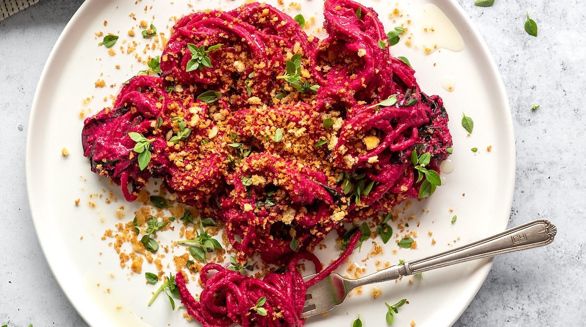 Μακαρονάδα με σάλτσα παντζαριού και φέτας